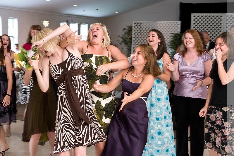 17 LOL-Worthy Bouquet Toss Photos For Your Amusement | HuffPost Life