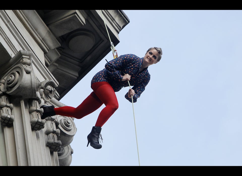 Vertical Catwalk Sends Models Strutting Down A Building (PHOTOS ...