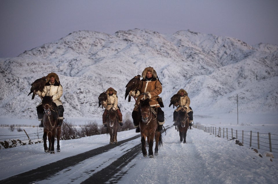 Incredible Photos Of China's Eagle Hunters Keeping An Ancient Tradition ...
