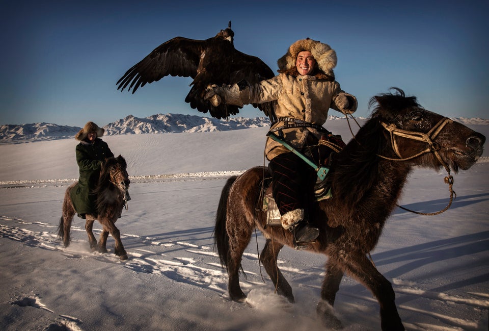 Incredible Photos Of China's Eagle Hunters Keeping An Ancient Tradition ...