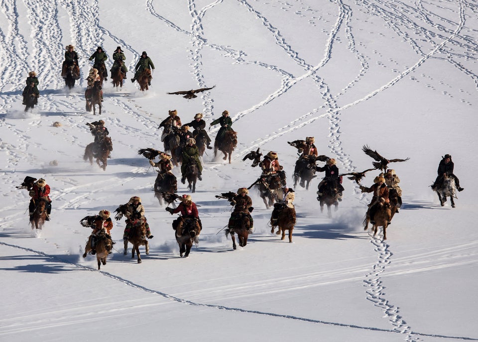 Incredible Photos Of China's Eagle Hunters Keeping An Ancient Tradition ...