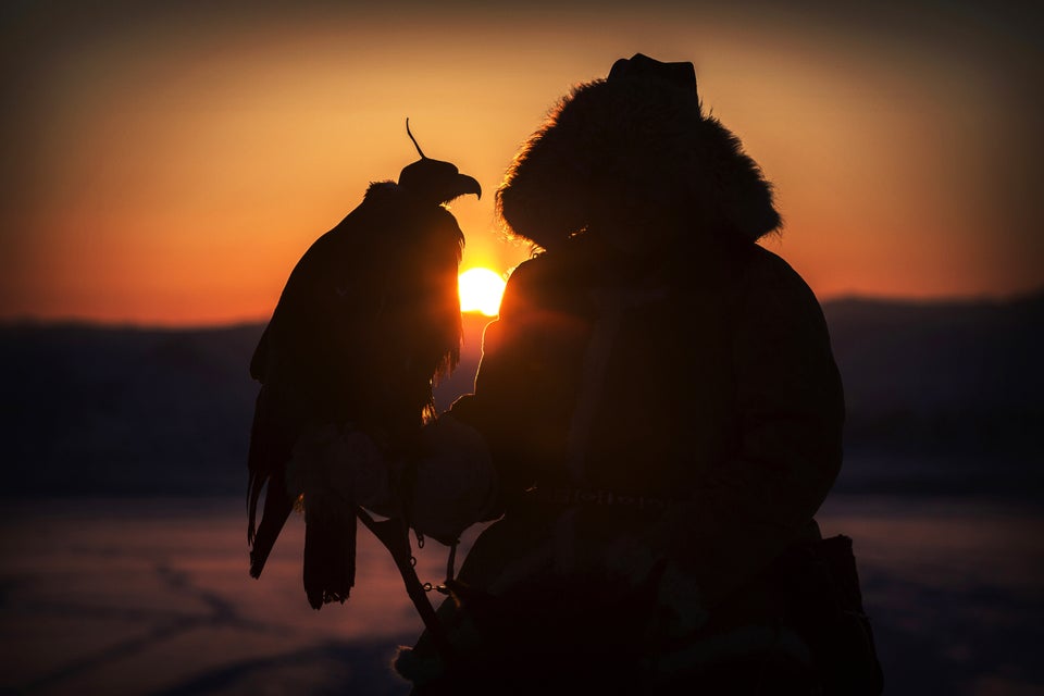 Incredible Photos Of China's Eagle Hunters Keeping An Ancient Tradition ...