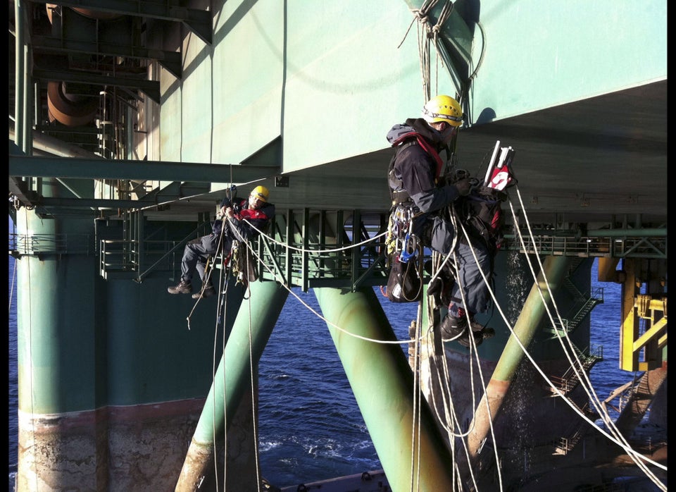 Greenpeace Activists Occupy Oil Rig In Arctic Drilling Protest (PHOTOS ...