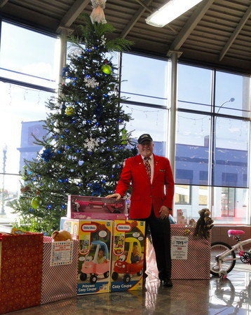 Bryan Mazey, St. Clair Shores' Santa Claus, Gives Back All Year Long ...