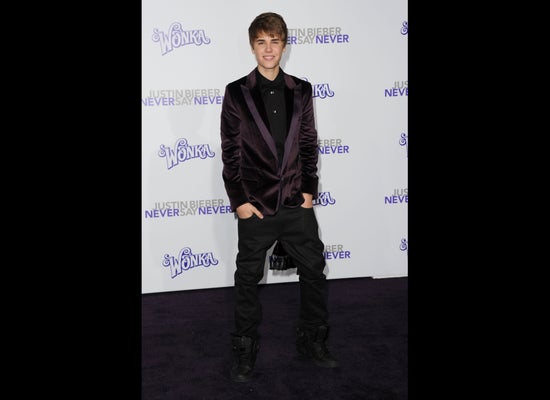 Justin Bieber Sagging Really Low On Stage