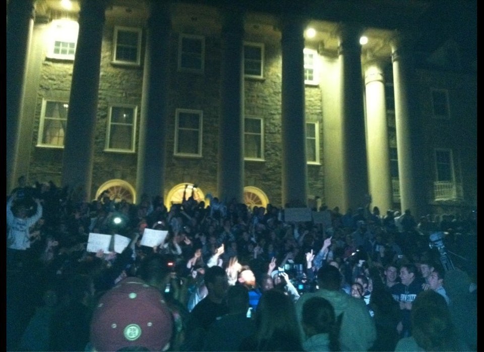 Penn State Rally For Joe Paterno: Students Protest As Sandusky Scandal ...