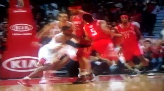 Brad Miller Knocks Out Courtney Lee: Rockets Center Accidentally Hits ...