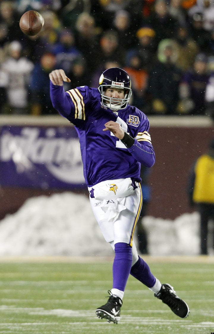 Christina Scavo & Shannon O'Toole Sue Brett Favre (INFO) | HuffPost Sports