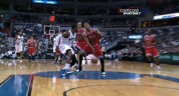 Derrick Rose Passes Between His Legs To Joakim Noah For The Dunk (VIDEO ...