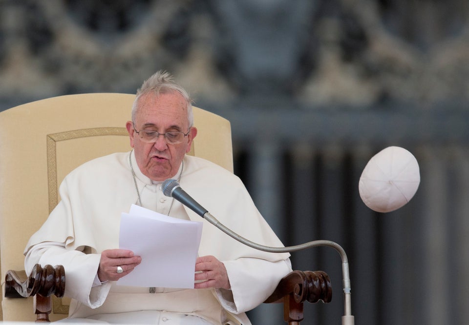 Pope Francis' Windy Wardrobe Malfunction With His Hat And Mantle Doesn ...