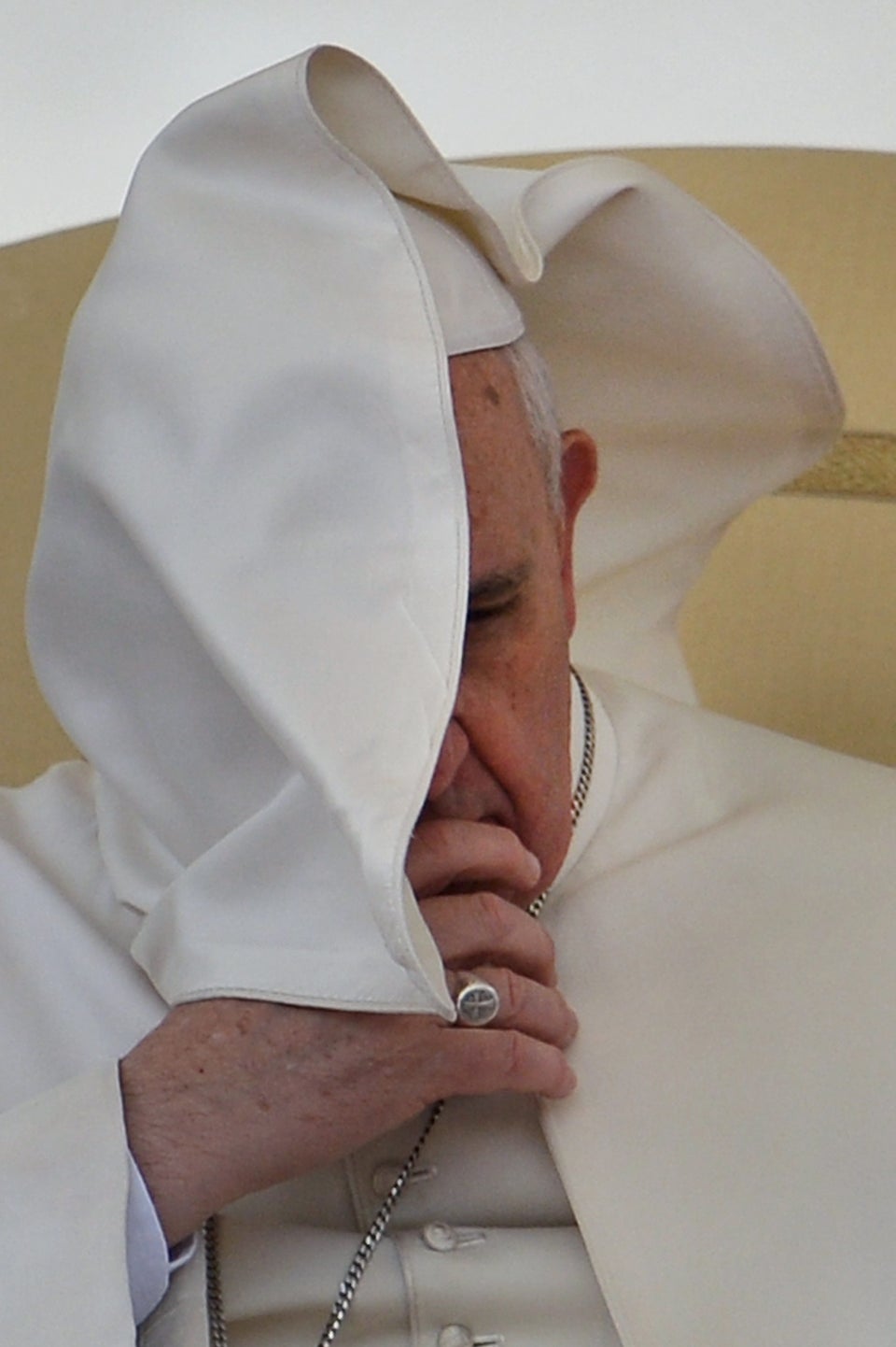 Pope Francis' Windy Wardrobe Malfunction With His Hat And Mantle Doesn ...