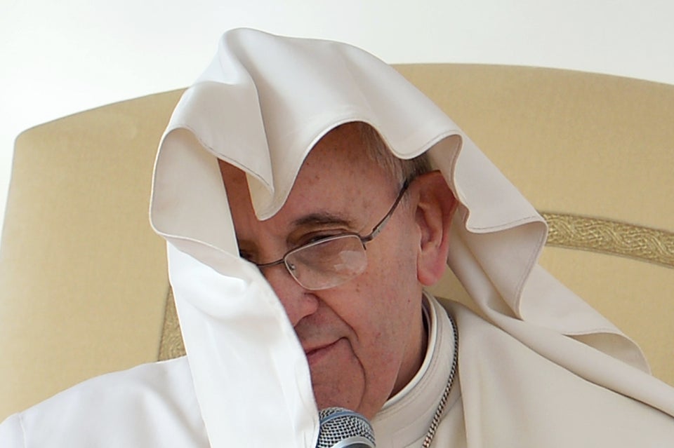 Pope Francis' Windy Wardrobe Malfunction With His Hat And Mantle Doesn ...