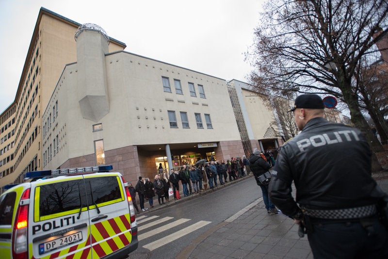 Hundreds Of Norwegians Circle Oslo Mosque In 'Peace Ring,' Showing ...