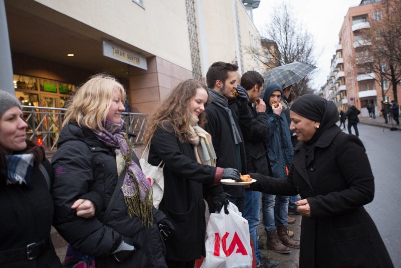 Hundreds Of Norwegians Circle Oslo Mosque In 'Peace Ring,' Showing ...