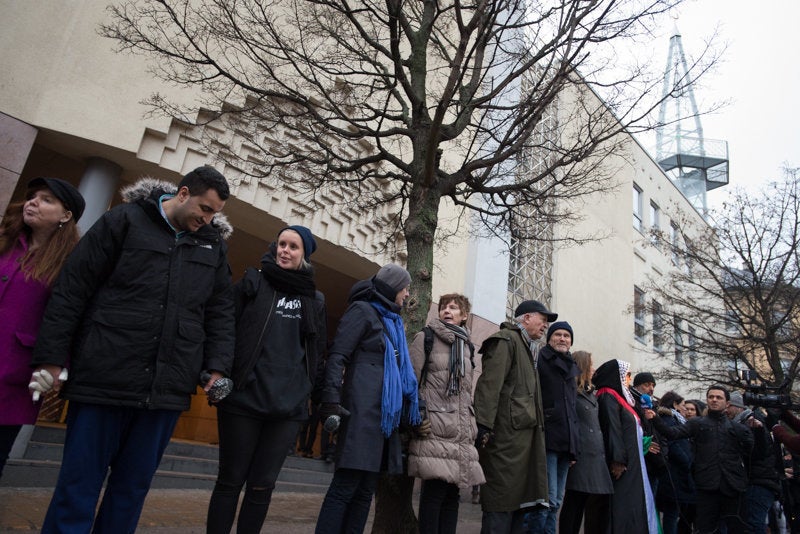 Hundreds Of Norwegians Circle Oslo Mosque In 'Peace Ring,' Showing ...