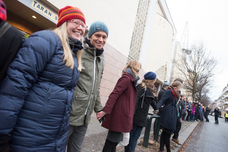 Hundreds Of Norwegians Circle Oslo Mosque In 'Peace Ring,' Showing ...