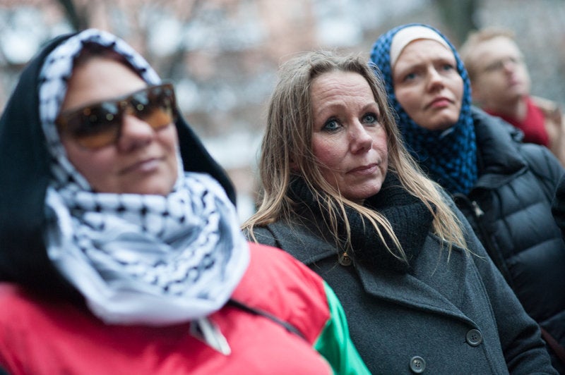 Hundreds Of Norwegians Circle Oslo Mosque In 'Peace Ring,' Showing ...