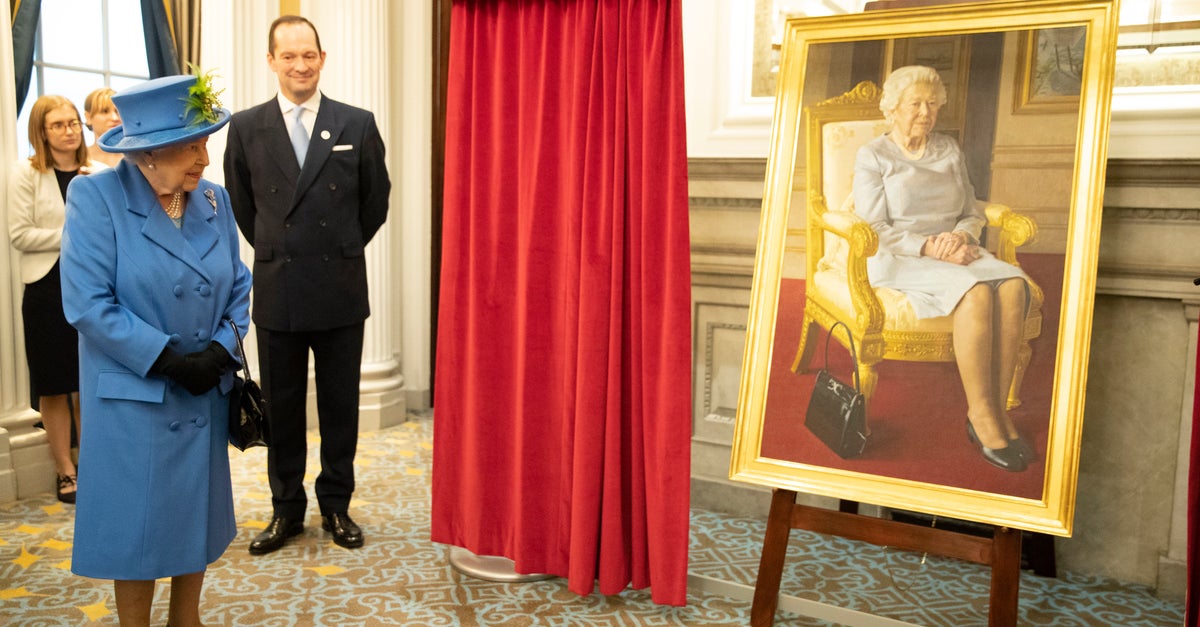 New Portrait Of Queen Elizabeth Ii Features Her Constant Companion Her Purse Huffpost Life