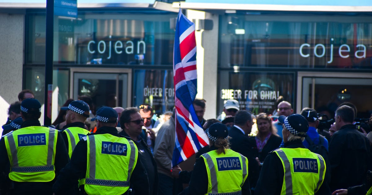 Manchester EDL March Dwarfed By Anti-Racism Protesters As Brother Of ...