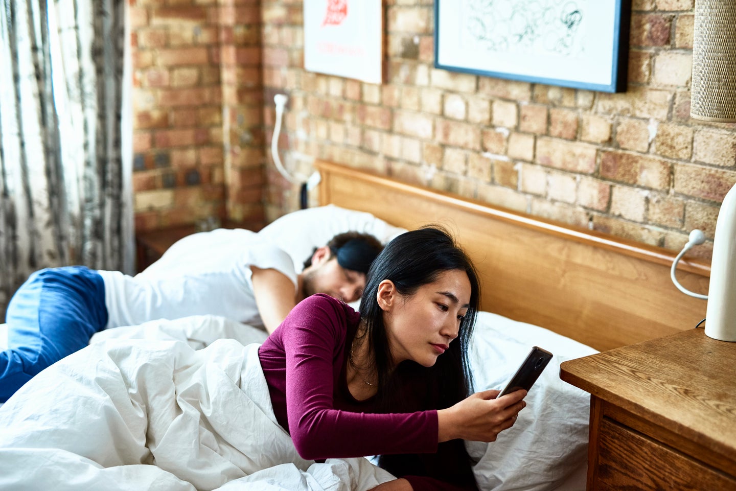 Is It Ever OK To Check Your Partner’s Emails? Therapists Weigh In ...