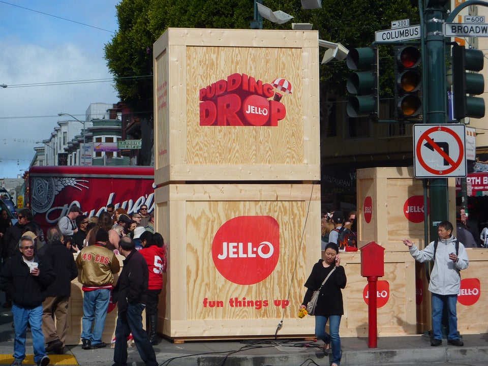 JELL-O 49ers Pudding Drop: Ronnie Lott Serves Dessert To San Francisco ...