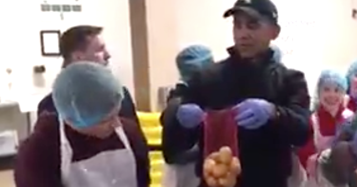 Barack Obama 'Crashes' Chicago Food Bank To Help Out For Thanksgiving ...