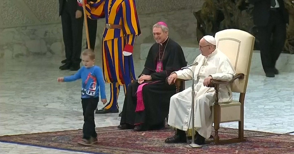 Little Boy Hilariously Upstages The Pope During Address | HuffPost UK ...