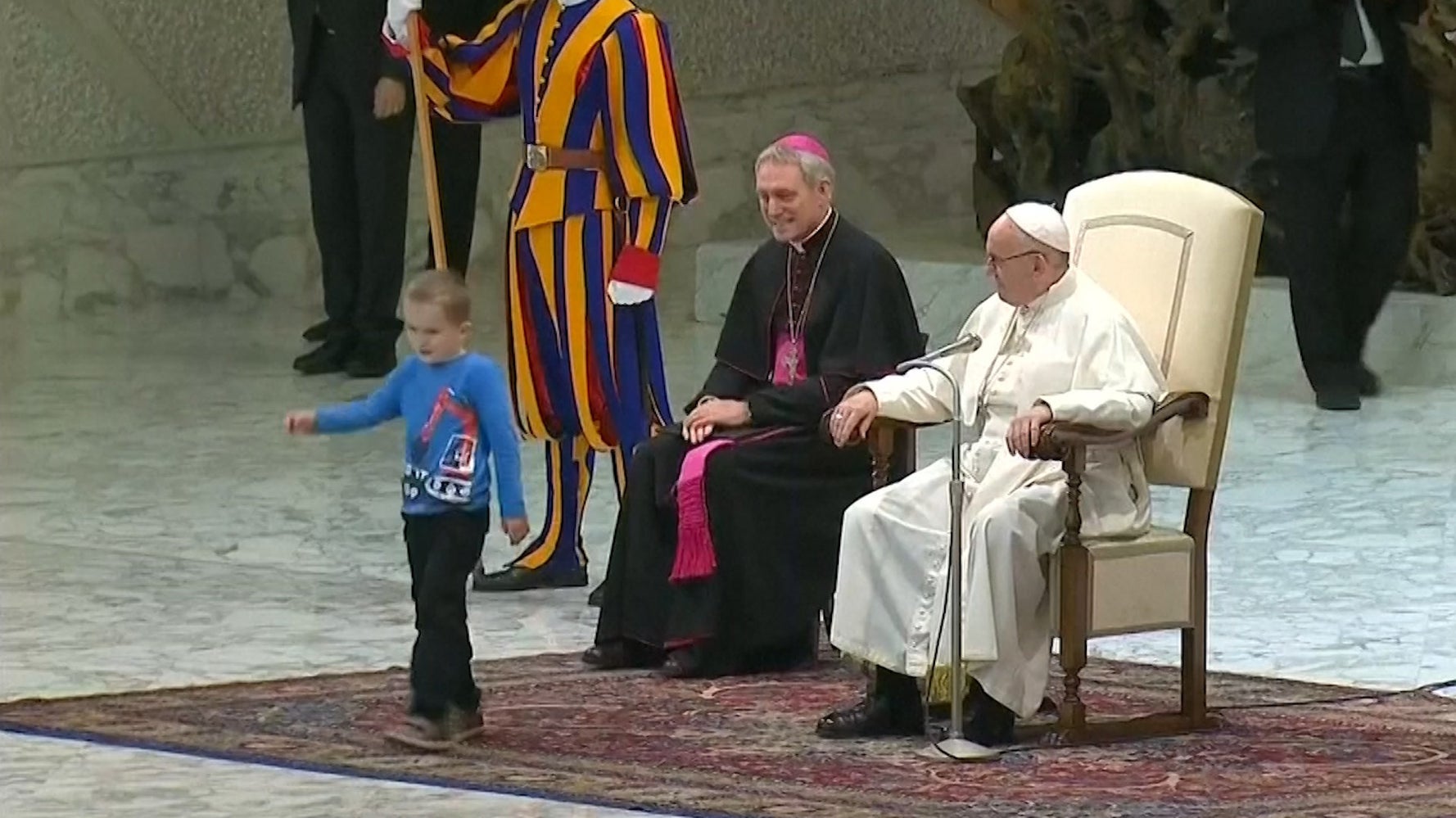 Little Boy Hilariously Upstages The Pope During Address | HuffPost UK ...