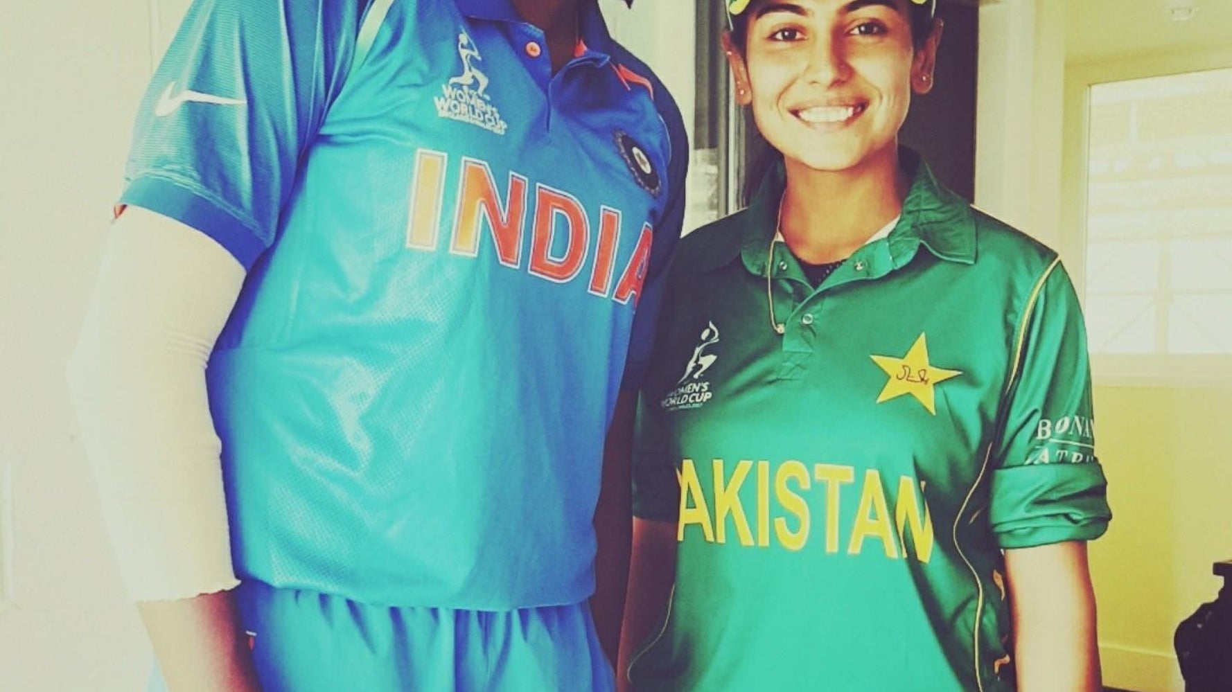 7 Great Moments Of Friendship Between Indian And Pakistani Cricketers ...