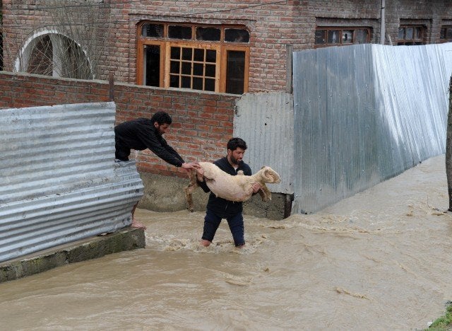 Kashmir Floods 16 Feared Dead As Landslide Buries Two Houses In The