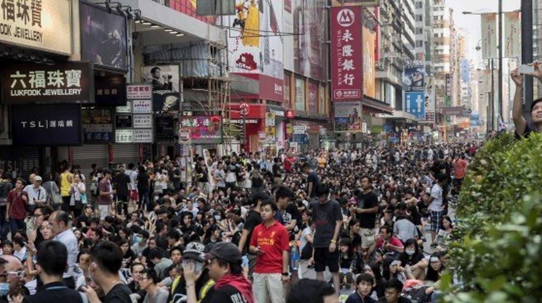 香港民主化デモ、返還以来最悪の混乱に 政府は機動隊を撤収【傘の革命】 ハフポスト News