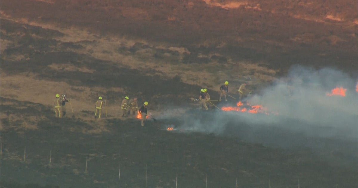 Saddleworth Moor Fire Breaks Out After Unseasonably Warm Weather ...