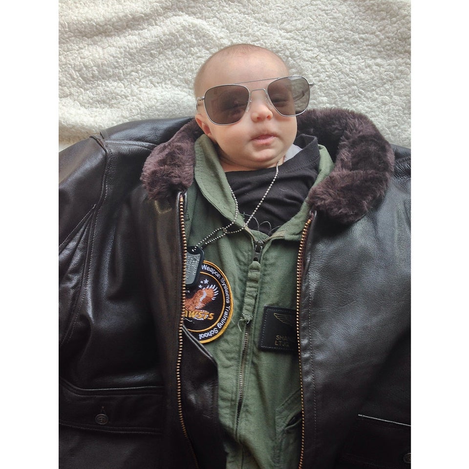 'Baby Suiting': la moda de vestir bebés con trajes de adultos para ...