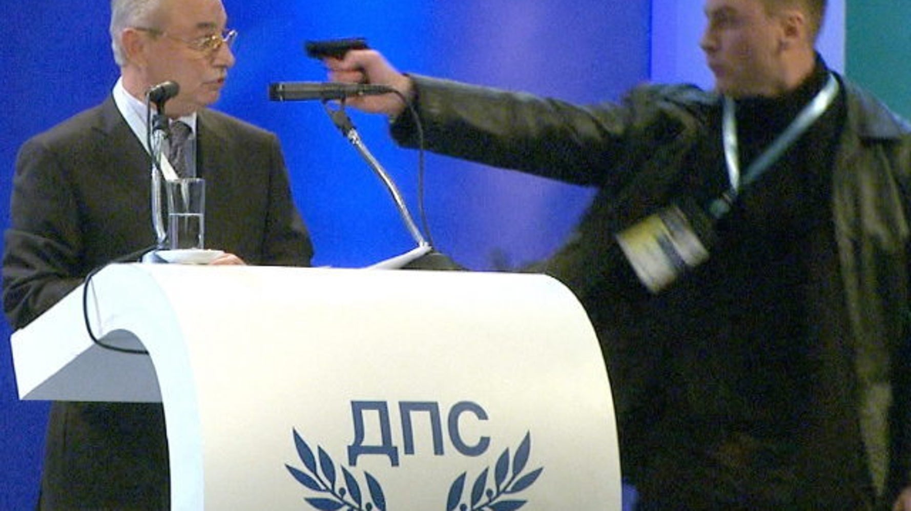 Apunta con una pistola al político Ahmed Dogan en Bulgaria y acaba ...