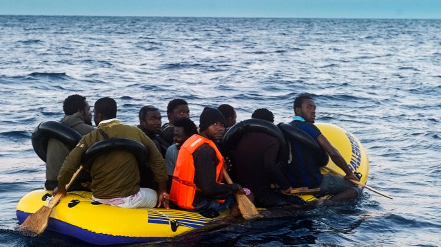 Rescatados 10 inmigrantes a bordo de una patera hinchable (FOTOS) | El ...