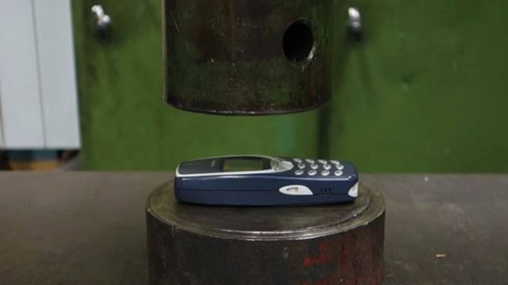 ¿Es el Nokia 3310 indestructible? El vídeo que lo pone a prueba | El ...