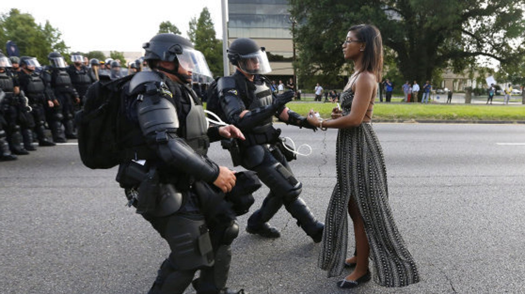 La imagen de las protestas raciales en EEUU que está dando la vuelta al ...