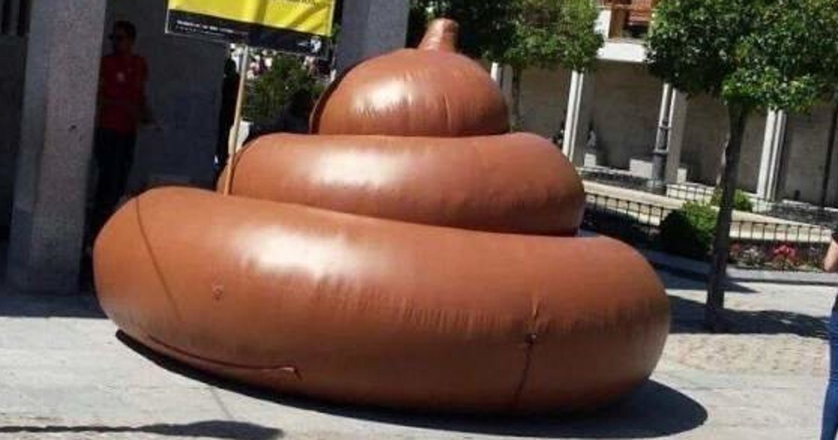 Una 'caca gigante' invade Torrelodones para concienciar a los vecinos ...