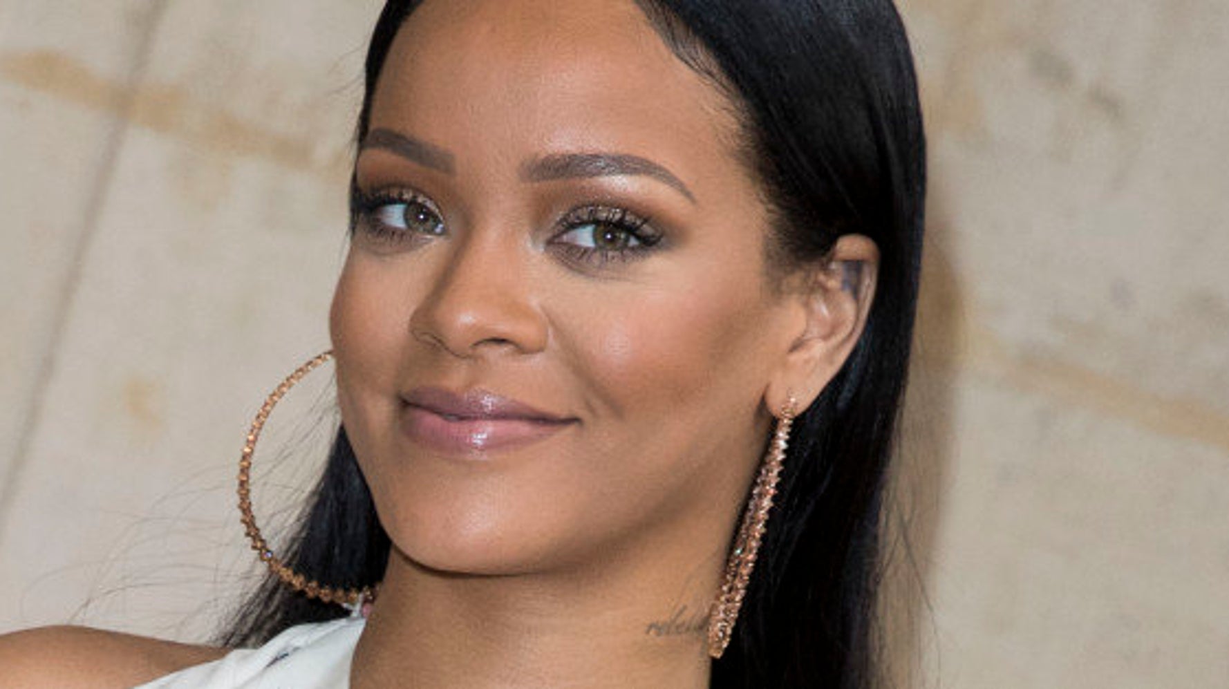 Rihanna cambia su melena por unas infinitas rastas | El HuffPost Tendencias
