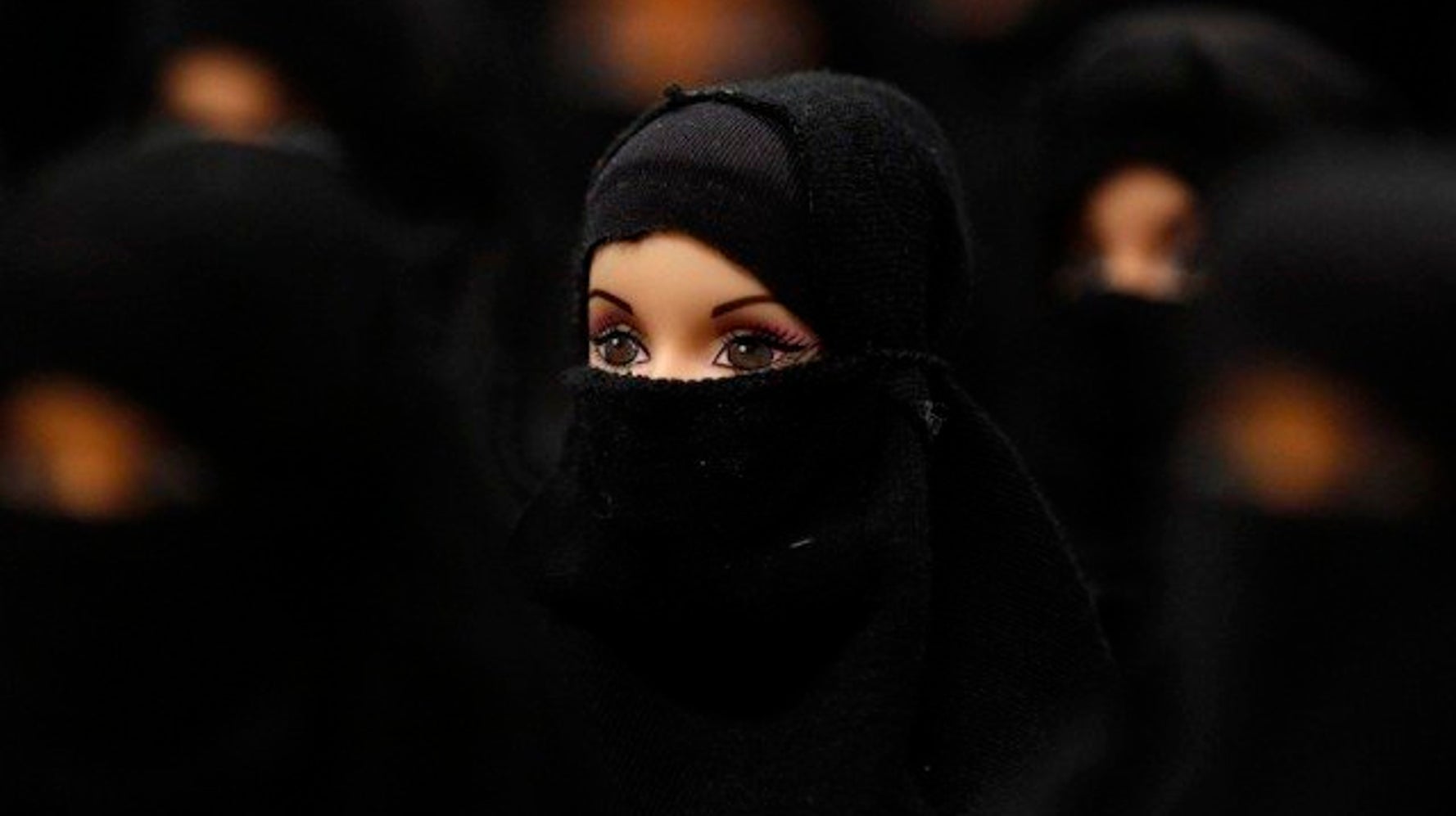 Instalación de Sabine Reyer: 100 Barbies con lo que suele llamarse ...