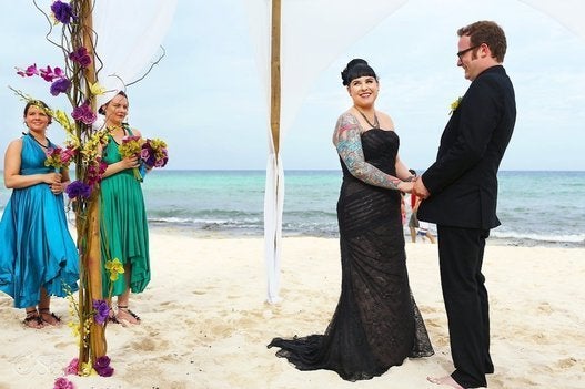 25 novias deslumbrantes que huyeron del blanco al elegir su vestido ...