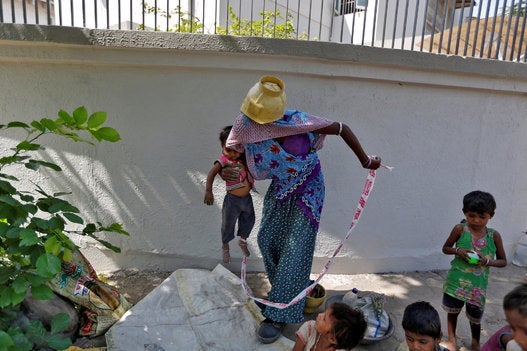 Shivani, la niña india de 15 meses que pasa los días atada a una piedra ...