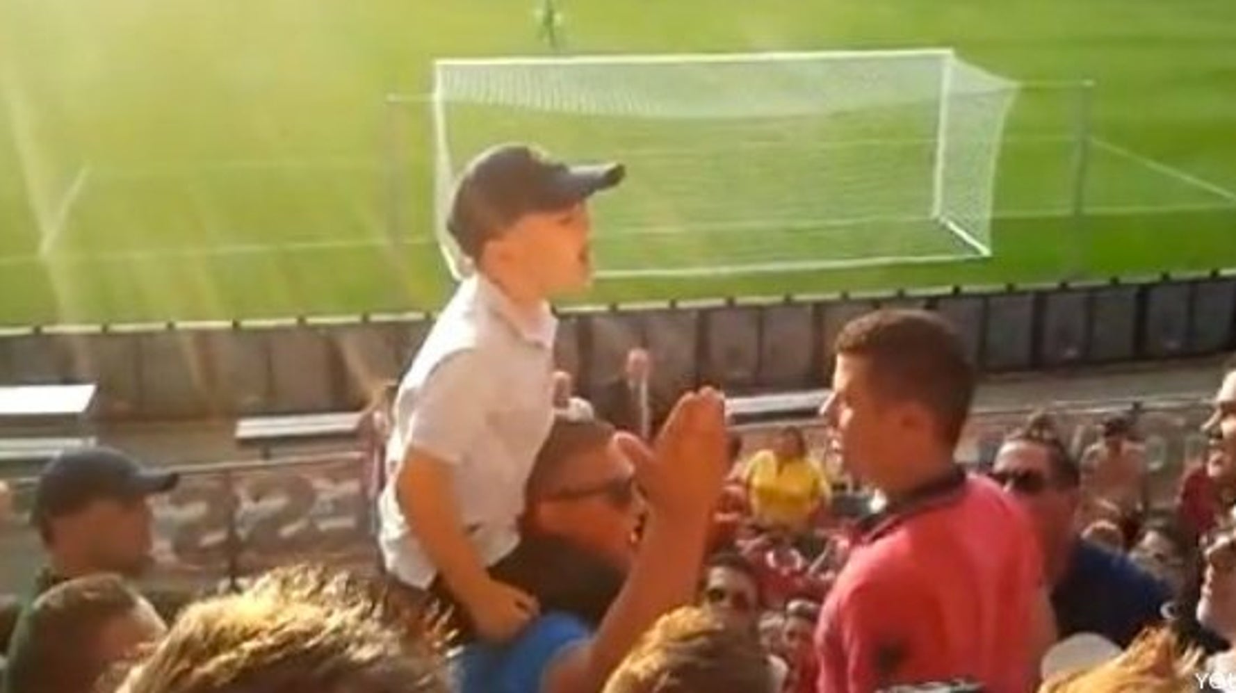 Este niño lidera a los ultras del PSV Eindhoven (VÍDEO) | El HuffPost ...