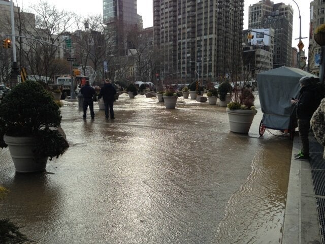 Water Main Break In NYC Floods Into 23rd Street Subway Station, Delays ...