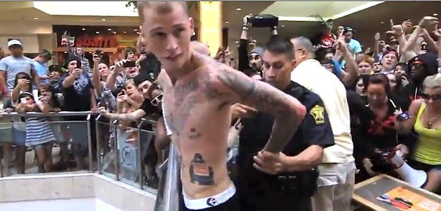 Machine Gun Kelly Arrested After Inciting Flash Mob (VIDEO) | HuffPost ...