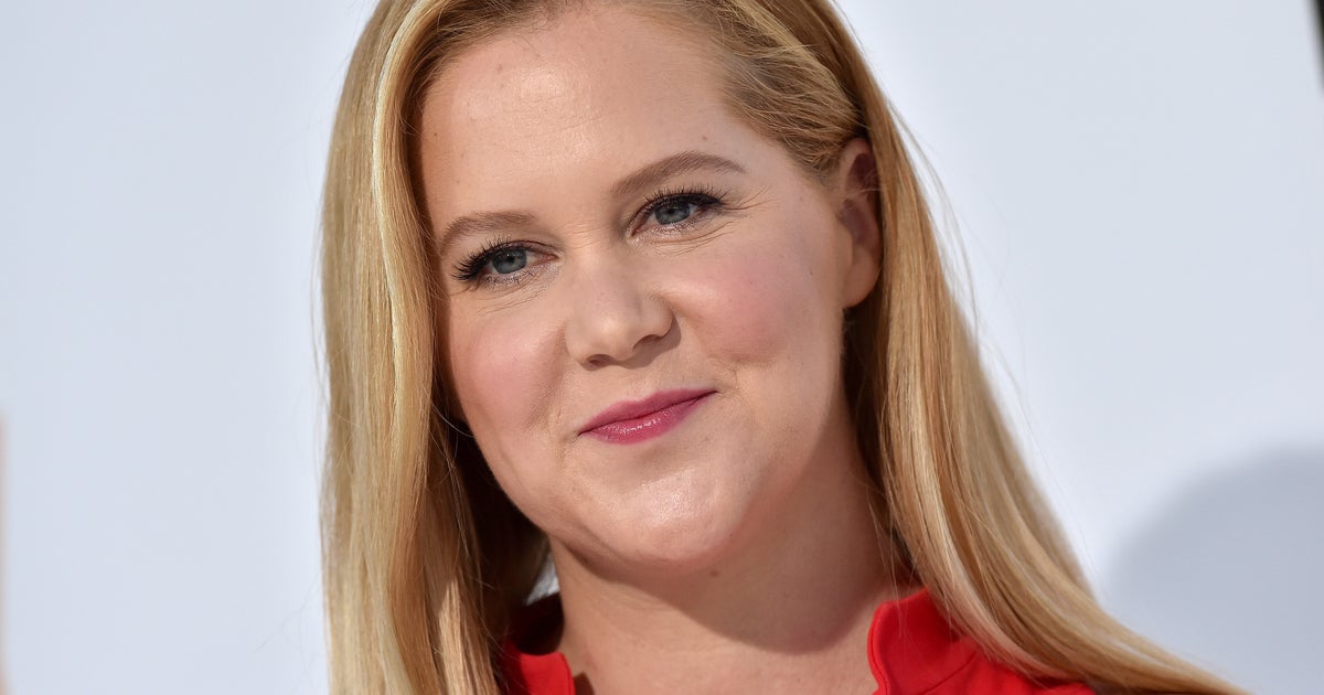 Amy Schumer Demonstrates How To Put On Socks While Pregnant And Its Brilliant Huffpost Uk