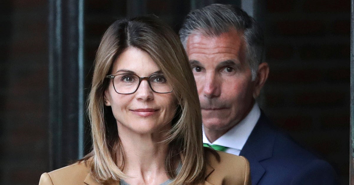 Lori Loughlin 15 Others Indicted On New Charges In College Admissions