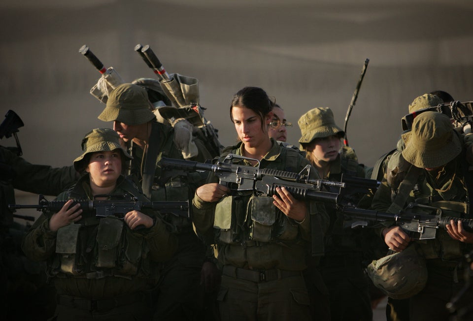 Women In Combat: Countries' Rules For Women In War | HuffPost The World ...