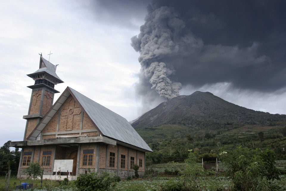 Indonesia's Mount Sinabung Erupts (PHOTOS) | HuffPost The World Post