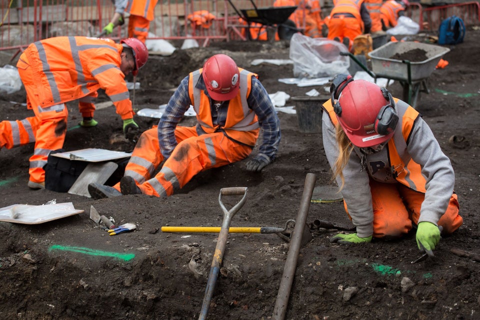 Archaeologists Find Woman's 350-Year-Old Corpse Buried With Husband's ...